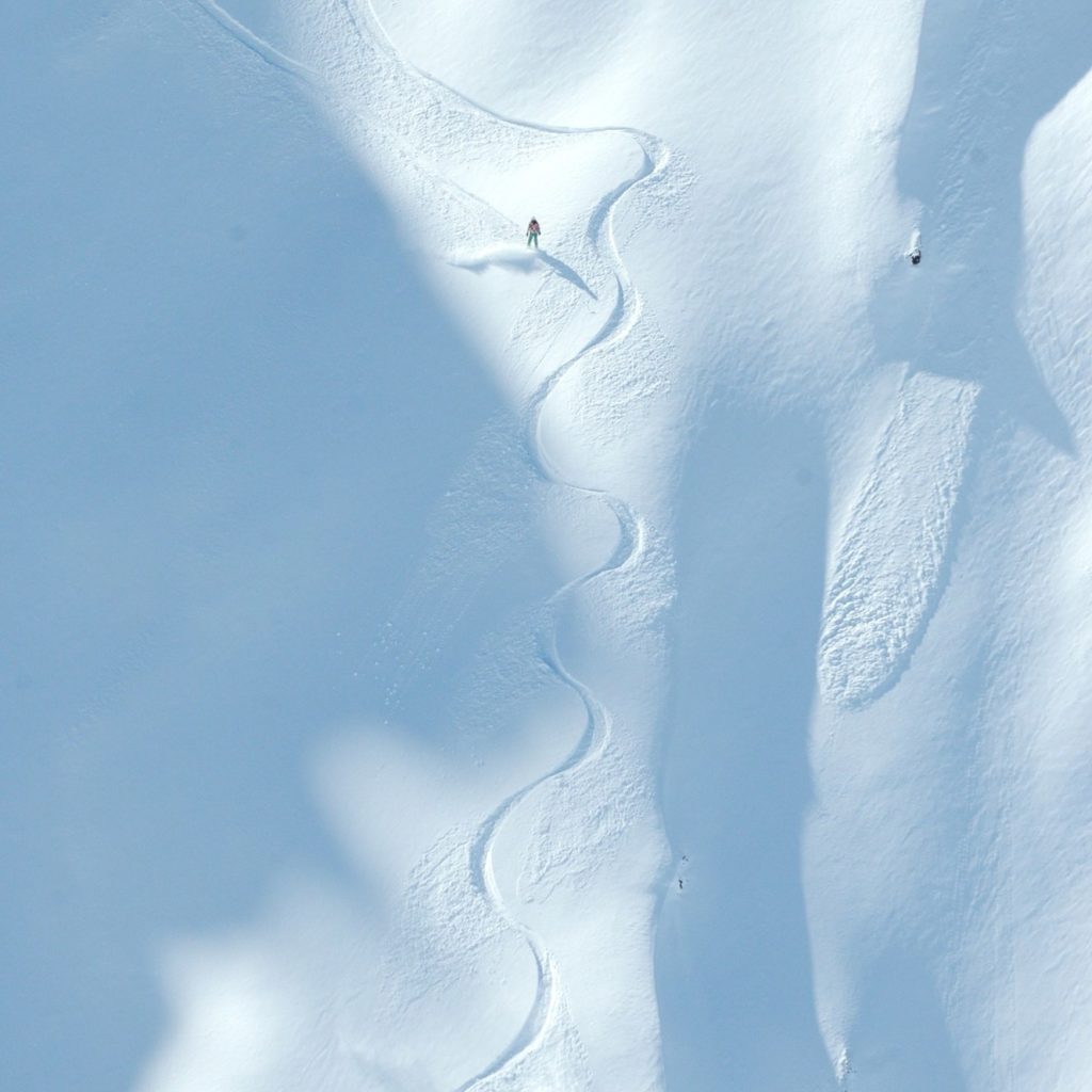 Heli-Snowboarding vs. Heliskiing: Choose Your Adventure